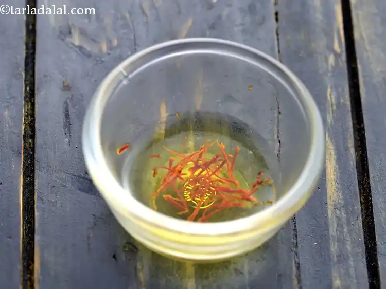 kashmiri kahwa | kashmiri tea | traditional kashmiri kahwa drink
